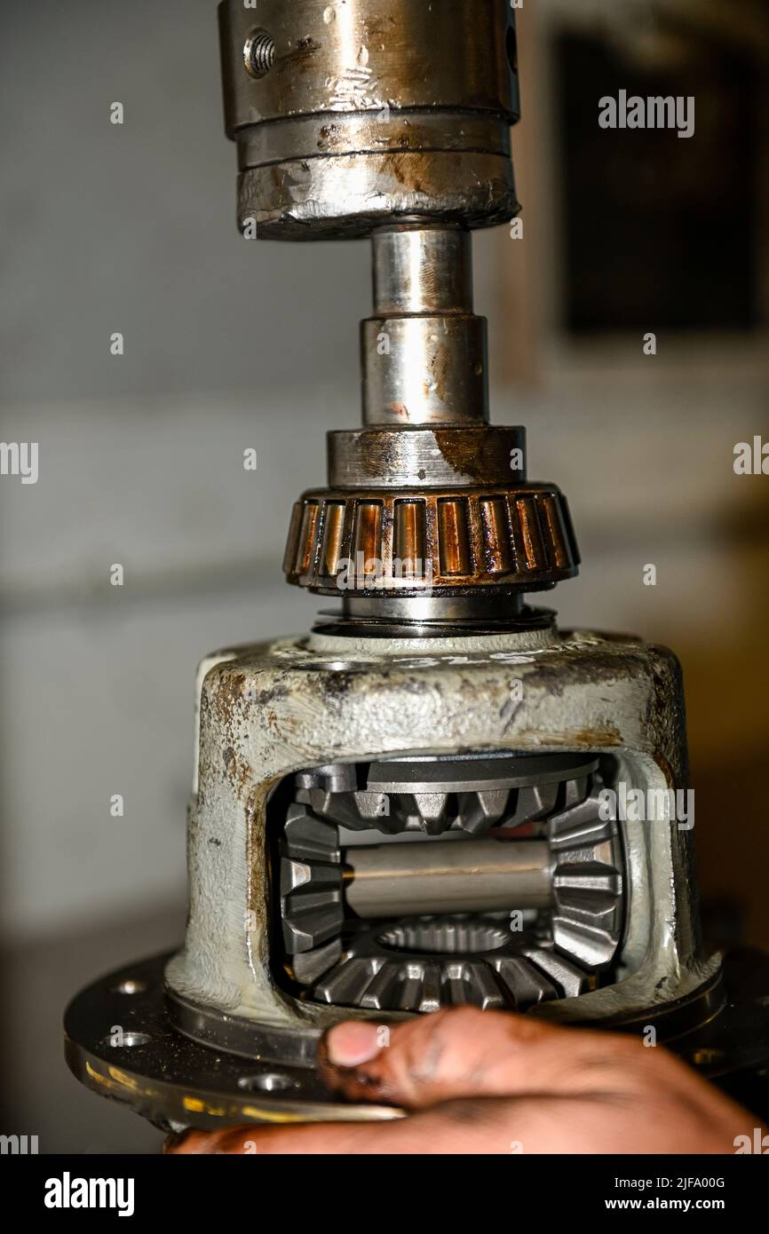 Repair of a bearing of the transmission crown of a car in the Hydraulic ...