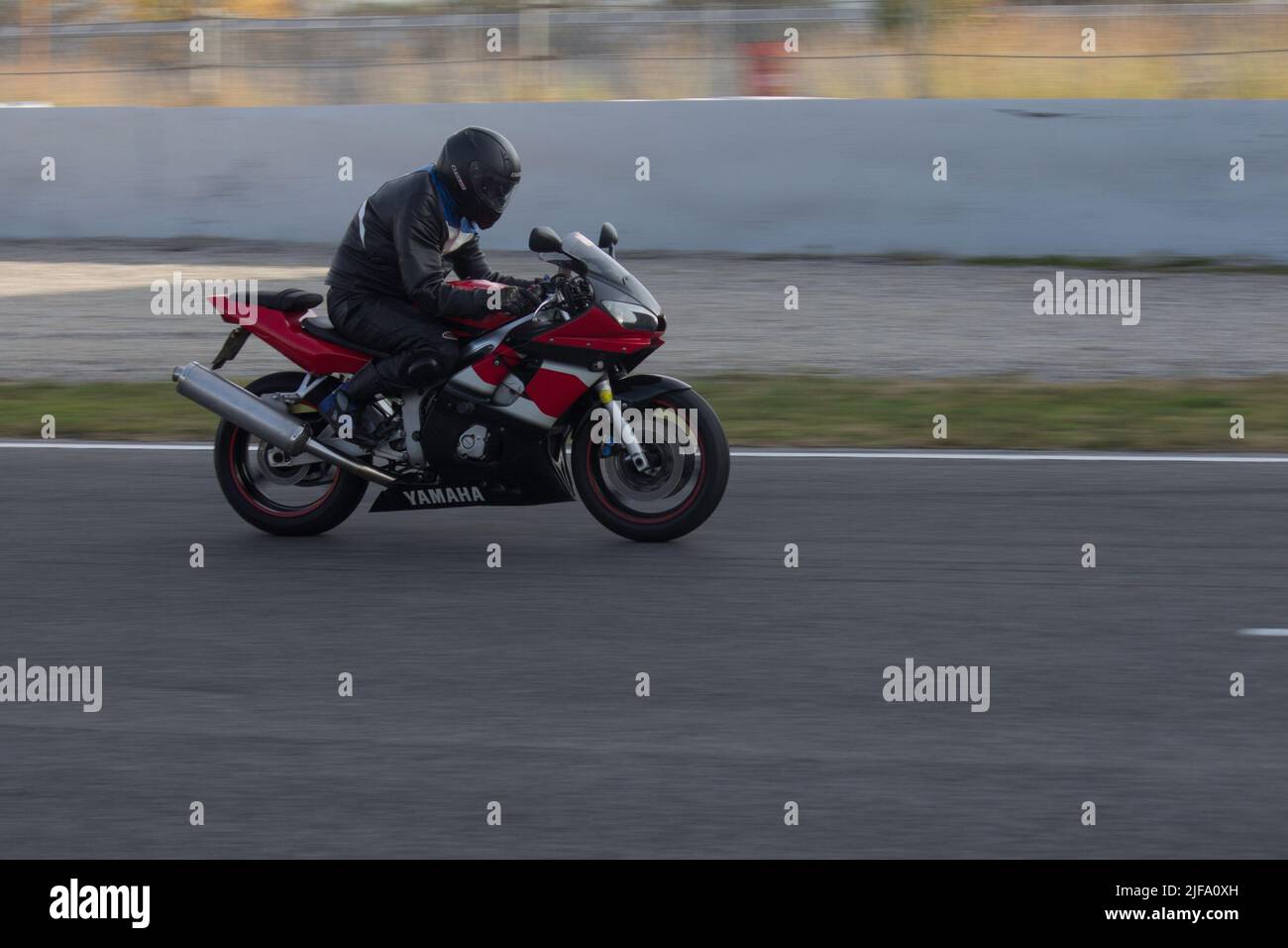 Fast racing motor bike in the track. Yamaha classic Stock Photo - Alamy
