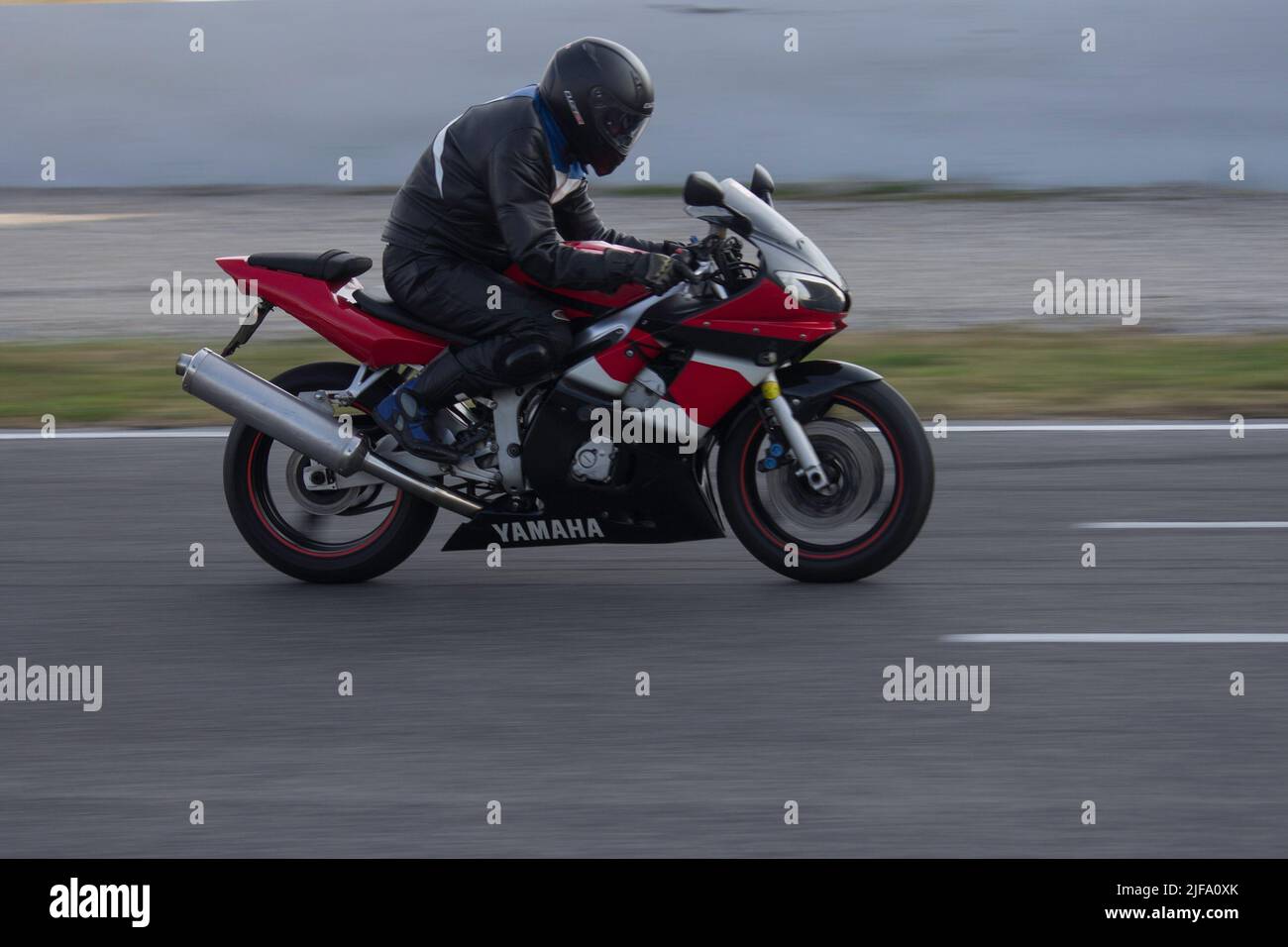 Fast racing motor bike in the track. Yamaha classic Stock Photo - Alamy