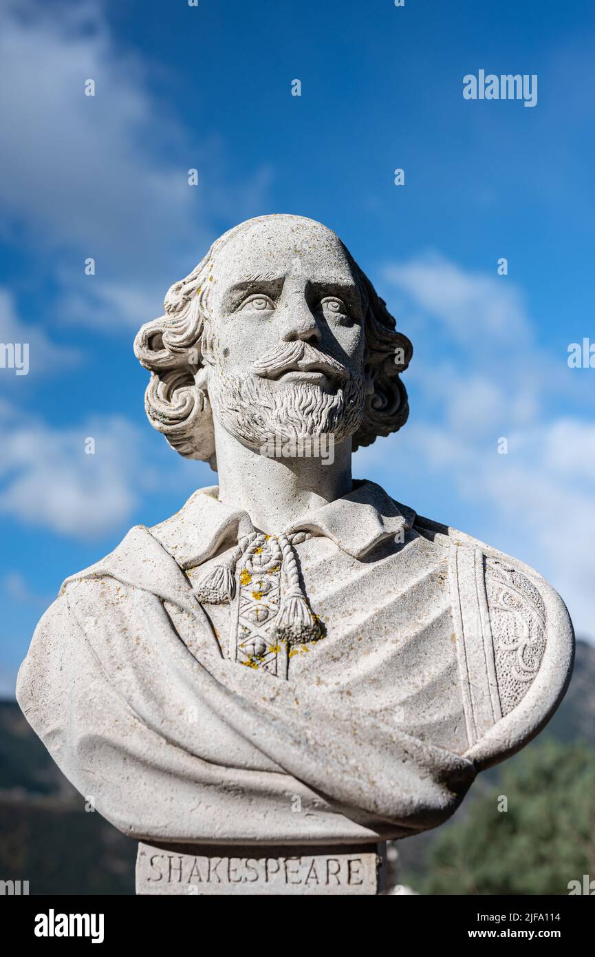 Shakespeare bust stone sculpture portrait Stock Photo - Alamy