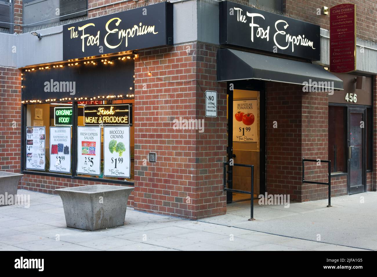 The grocery store entrance in New York Stock Photo - Alamy