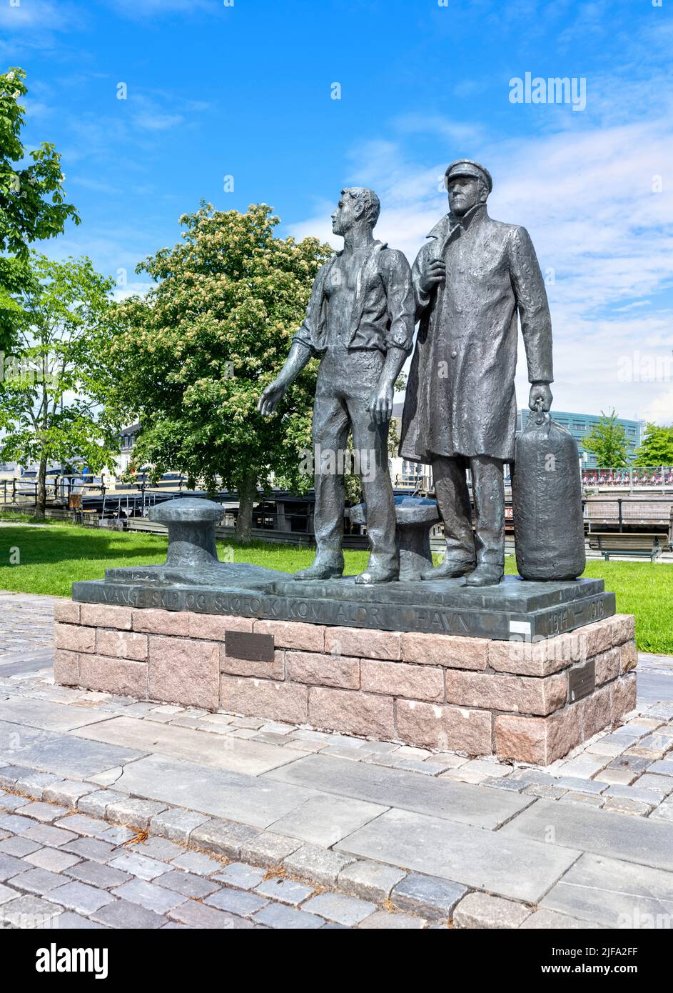 Memorial to Seamen who lost their lives in World War 1 and World War II ...