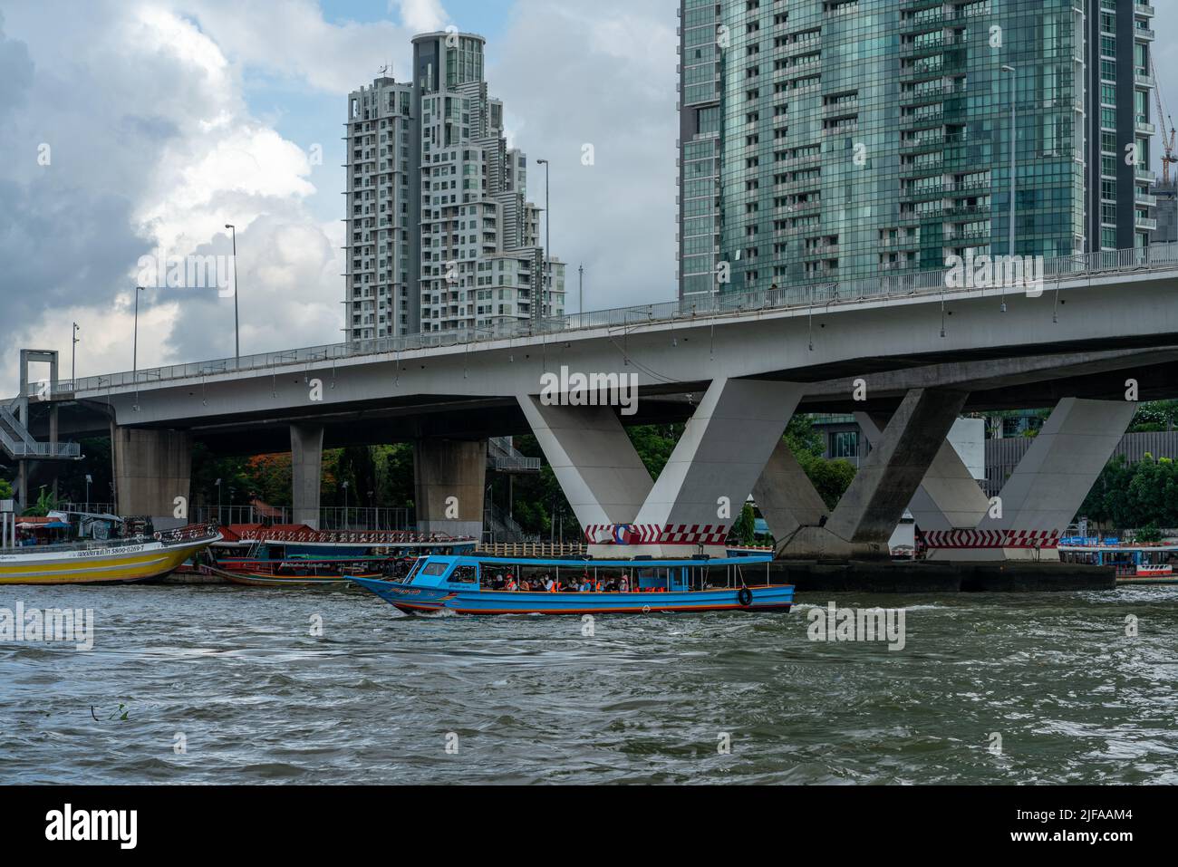 Iconsiam boat hi-res stock photography and images - Alamy
