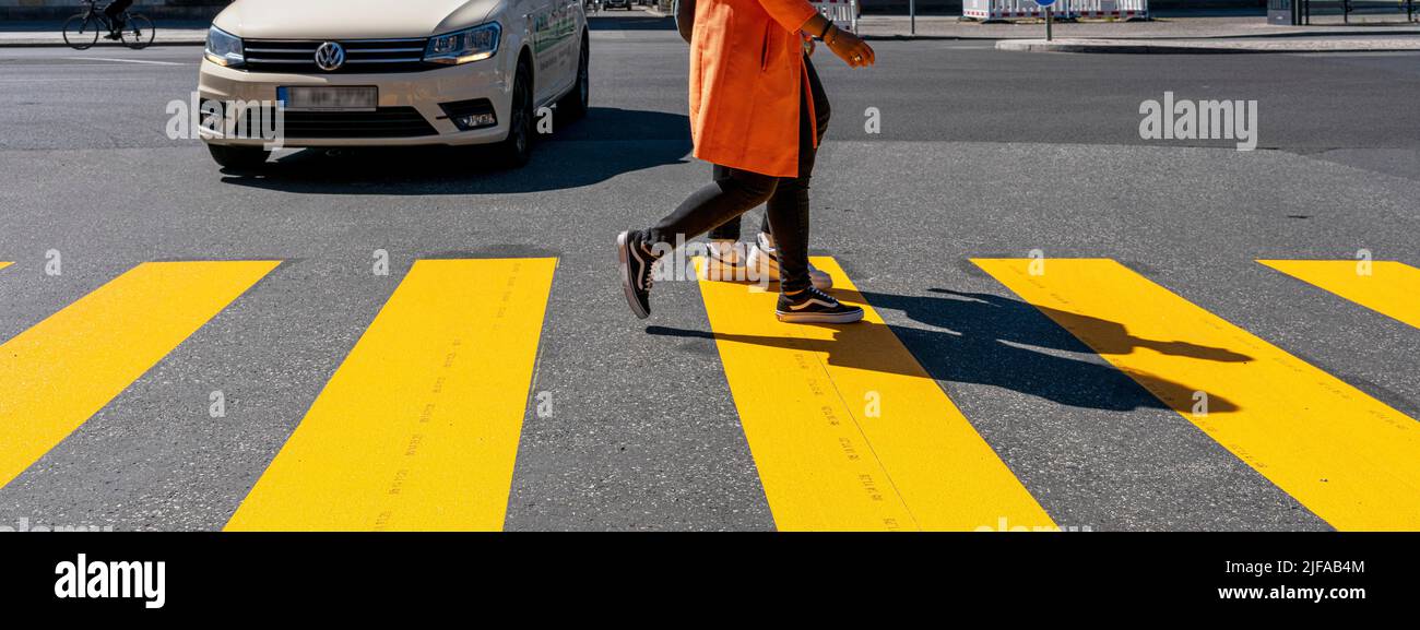 People crossing a pedestrian crossing, Berlin, Germany Stock Photo - Alamy