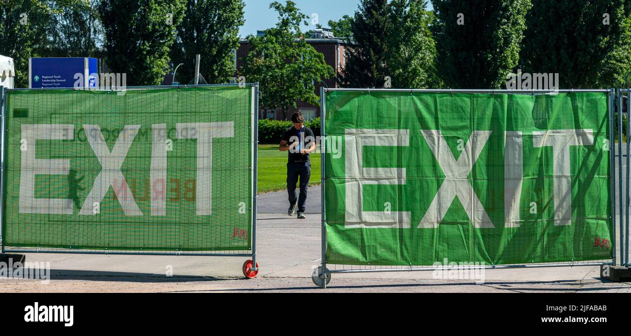 Exit notice on a construction fence, Berlin, Germany Stock Photo - Alamy