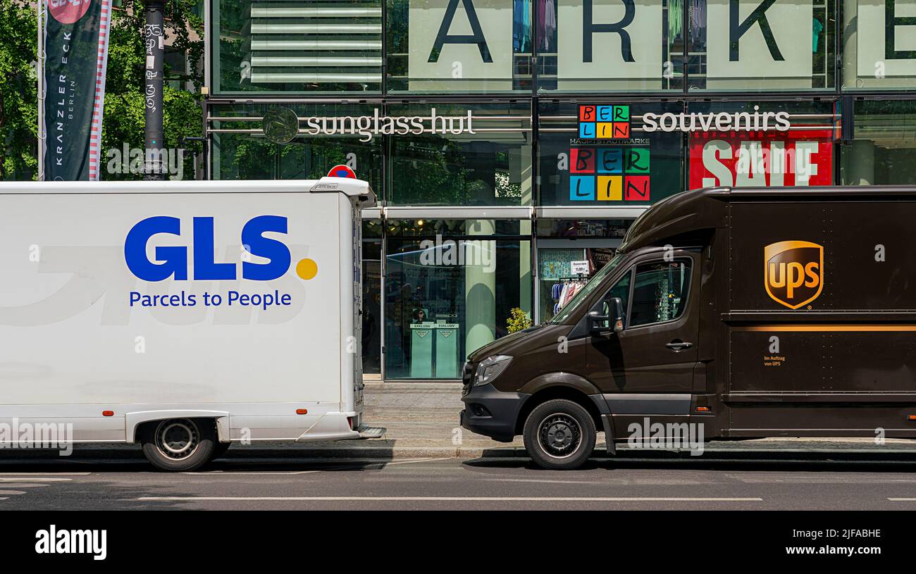 German parcel services hi-res stock photography and images - Alamy