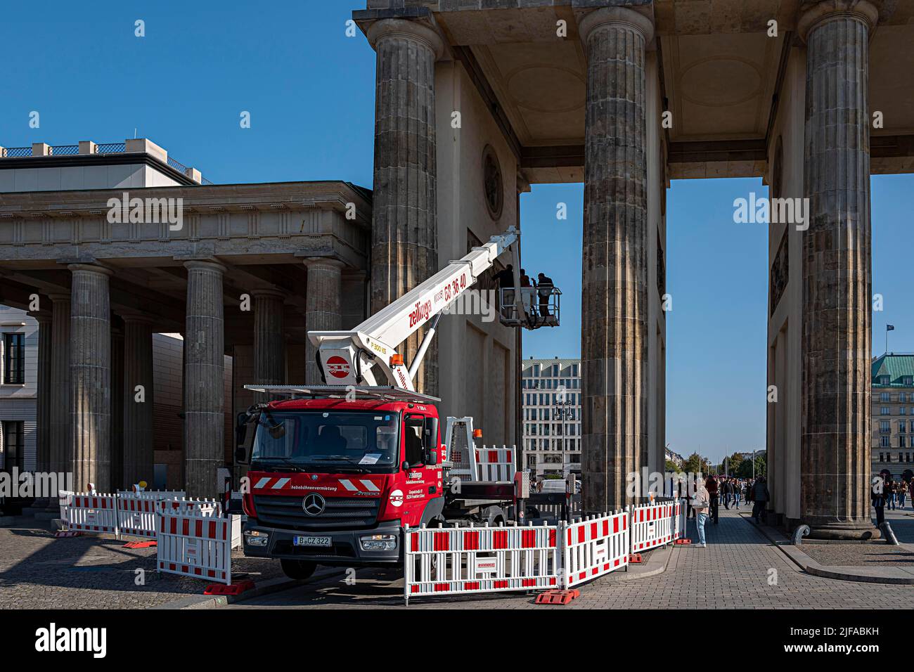 Truck with lifting platform at the Brandenburg Gate, Pariser Platz ...