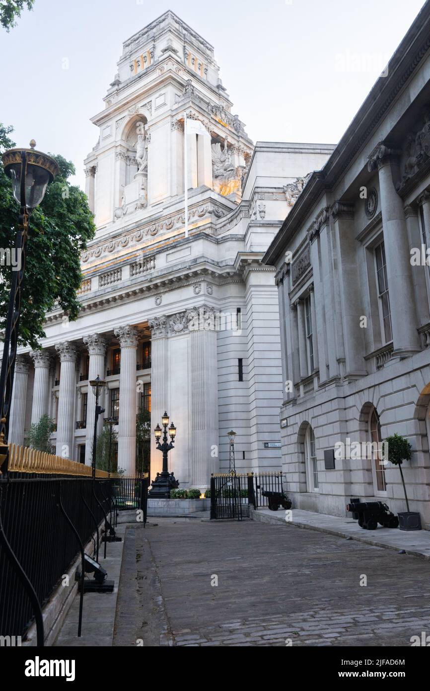 Four Seasons Hotel London at Ten Trinity Square Stock Photo - Alamy