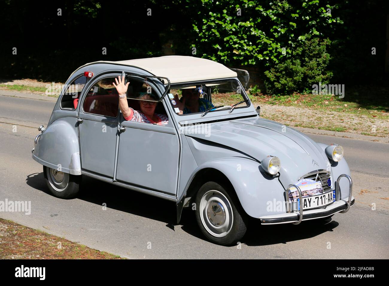 Citroen 2CV Ente, Vintage Car Ride 4th Embouteillage de la N12 to ...