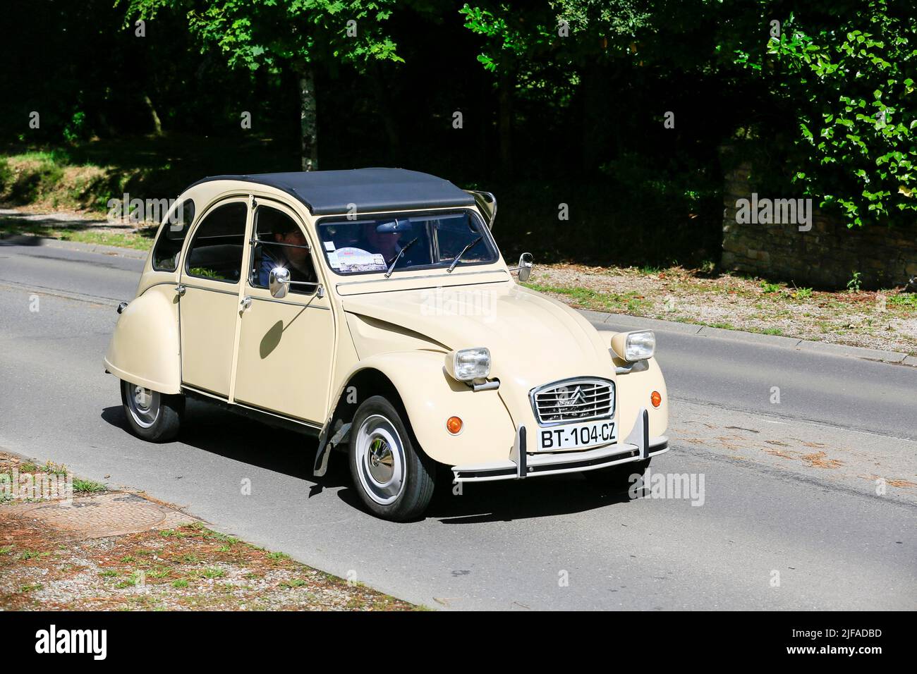 Citroen 2CV Ente, Vintage Car Ride 4th Embouteillage de la N12 to ...