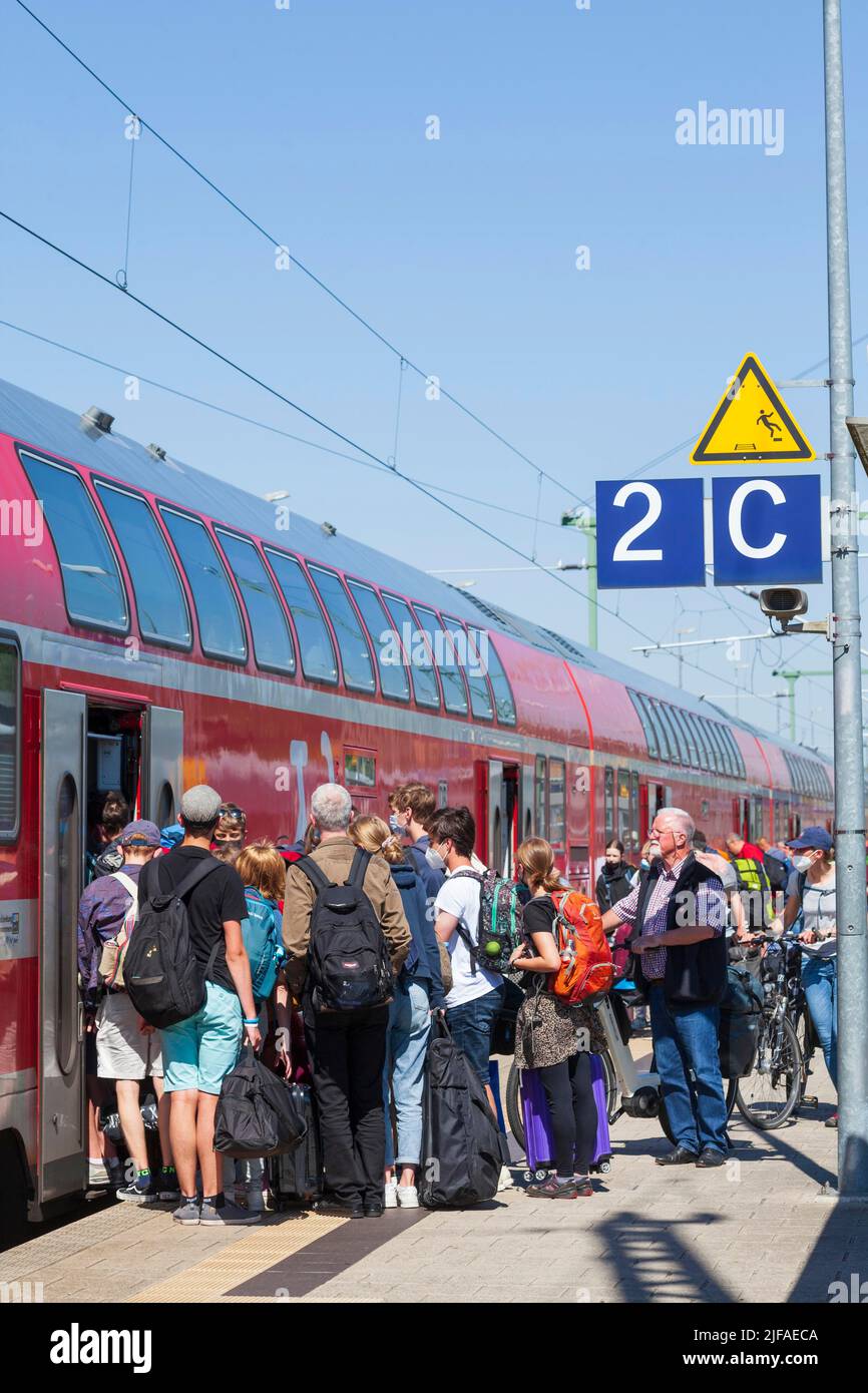 Crowded passenger train hi-res stock photography and images - Alamy