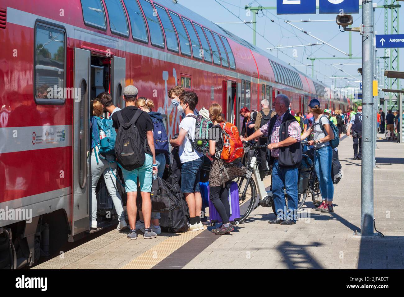 Crowded train platform hi-res stock photography and images - Alamy