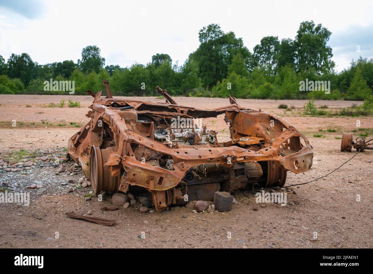 abandoned rusty old car left to rot in the countryside Stock Photo - Alamy