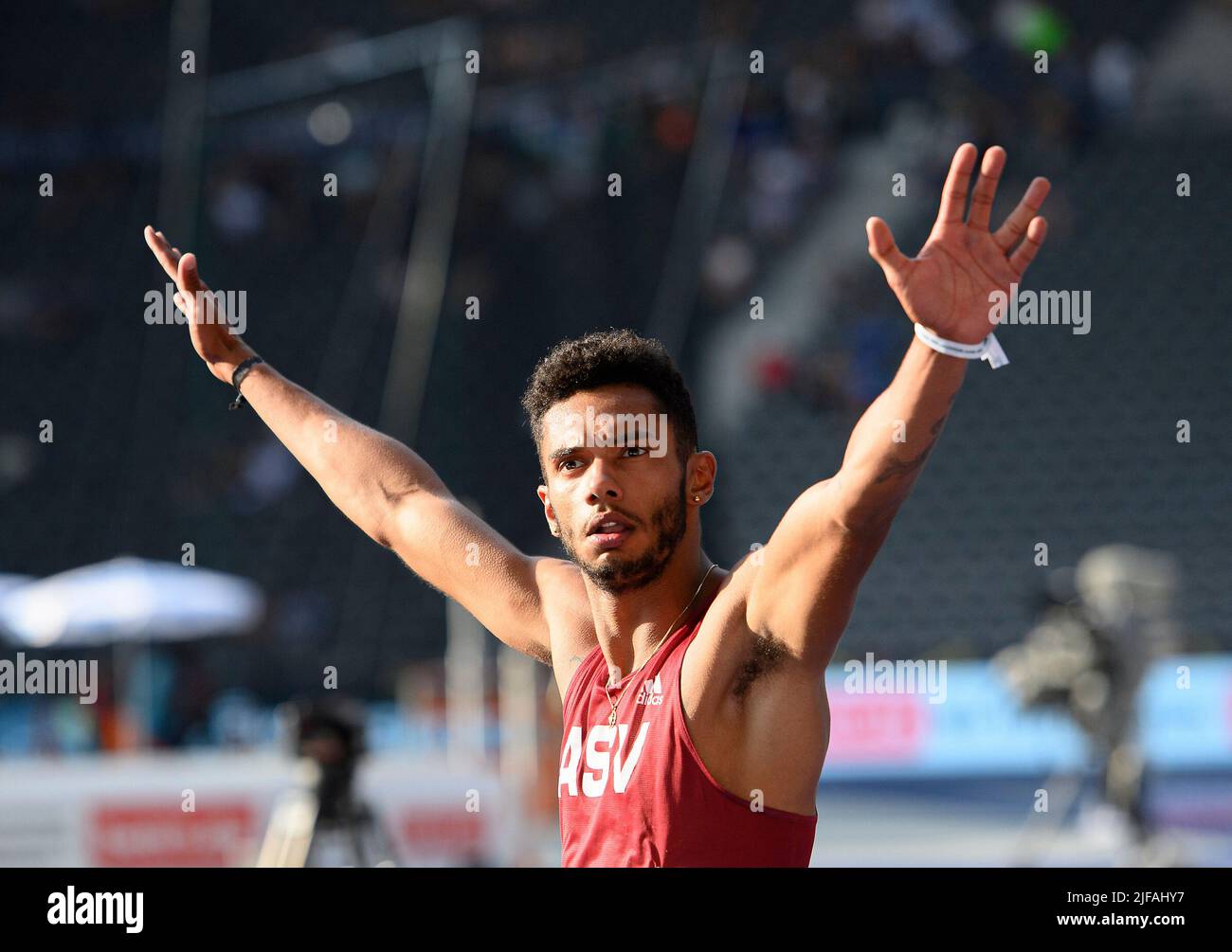 Winner mens 200m hi-res stock photography and images - Alamy
