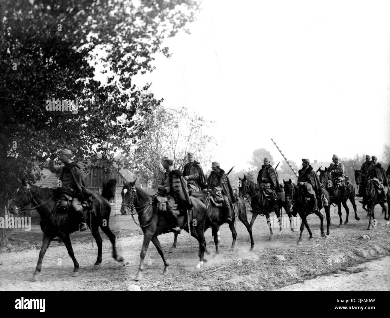 First World War: Hungarian cavalry passing Russian border in Galizia ...