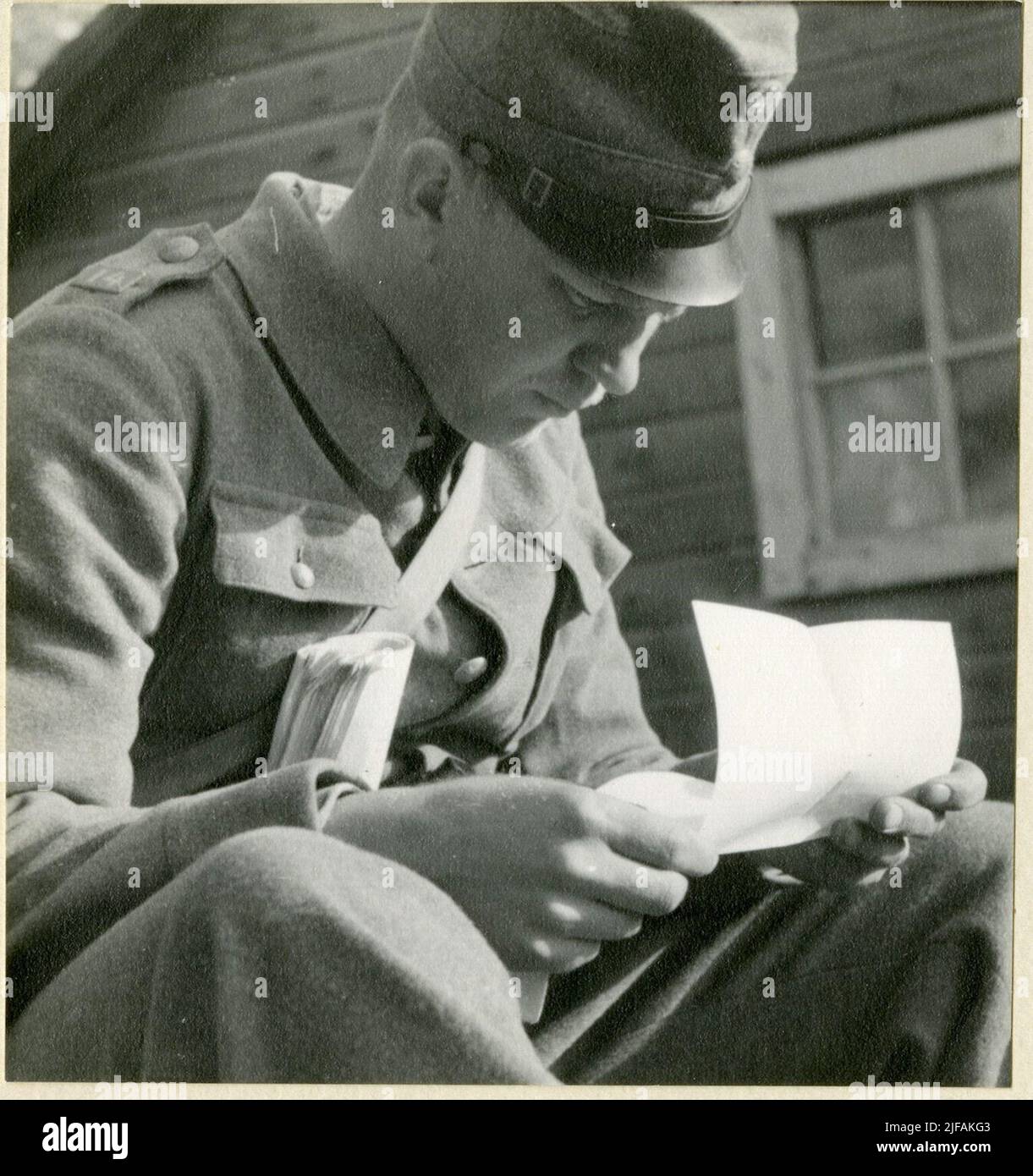 Conscripts read letters, emergency preparedness. Conscripts read ...