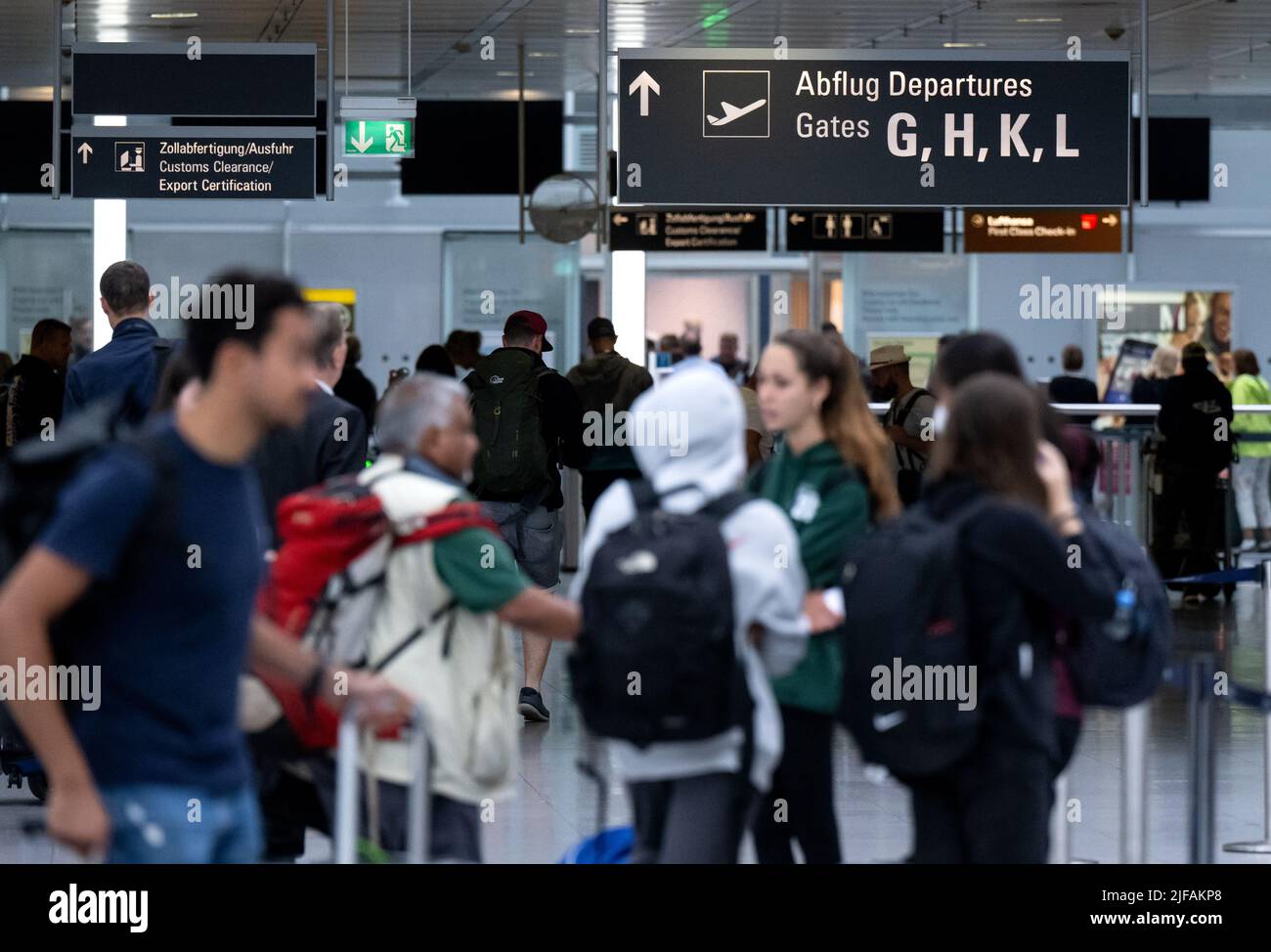 Munich, Germany. 01st July, 2022. Passengers stand with their luggage ...