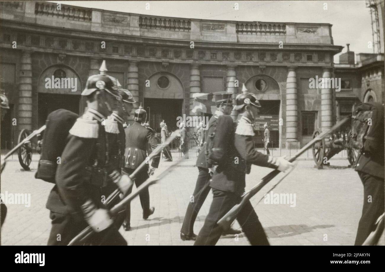 High guard at the Royal Palace in Stockholm. Göta Livgarde's tanks ...