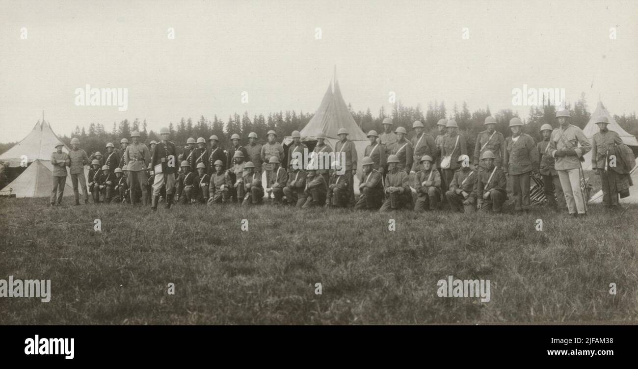 Group picture at Södermanland's regiment in 10. The soldiers are set up ...