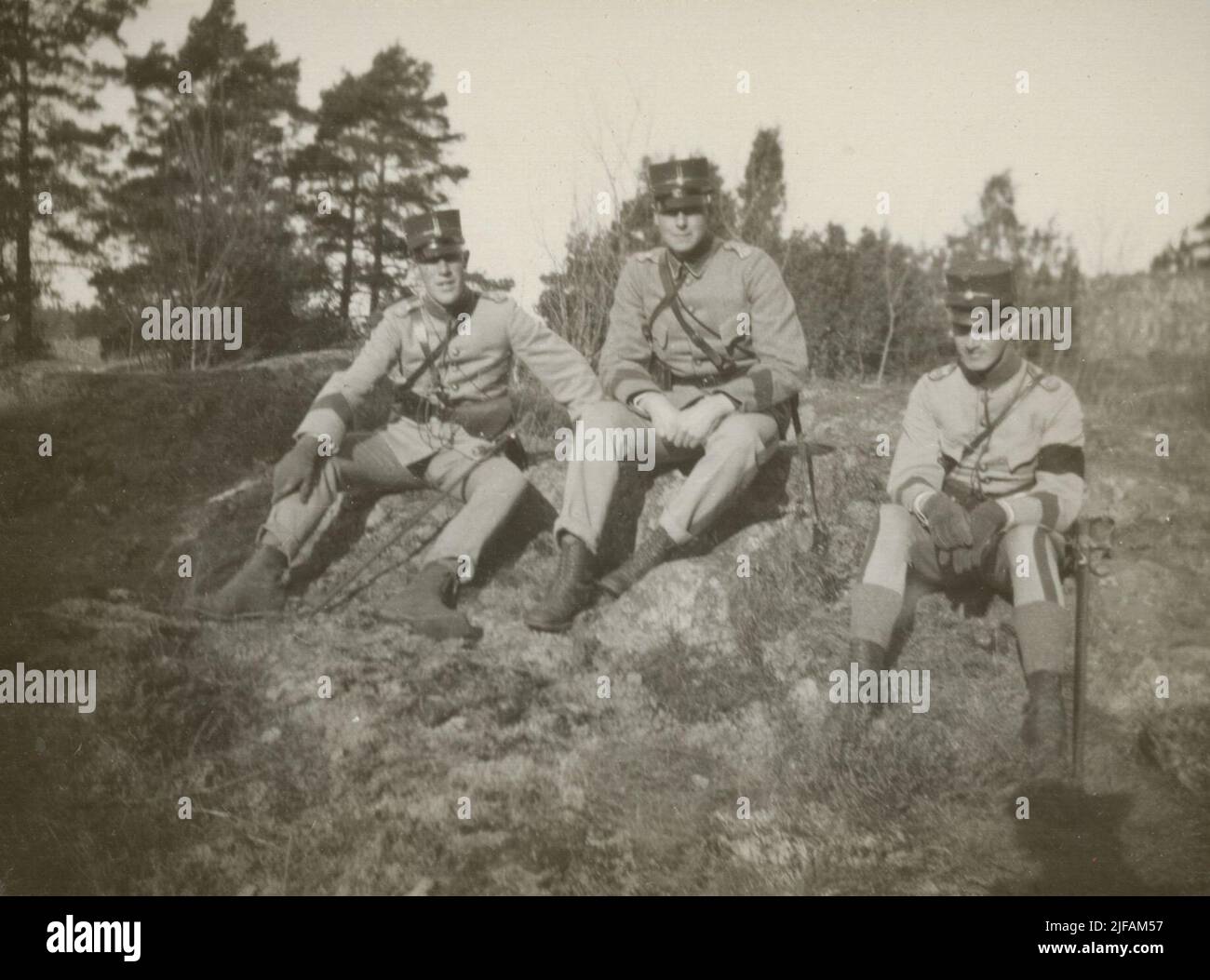Group picture with three soldiers from Södermanland Regimente in 10 ...