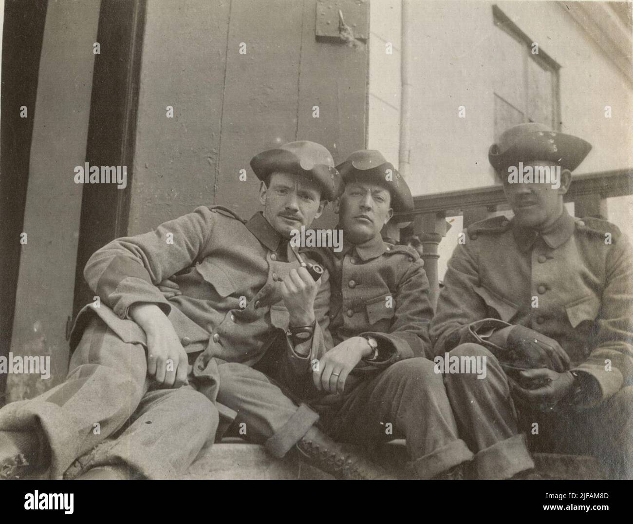 Soldiers from Göta Livgarde in 2 sitting on the stairs in front of a ...
