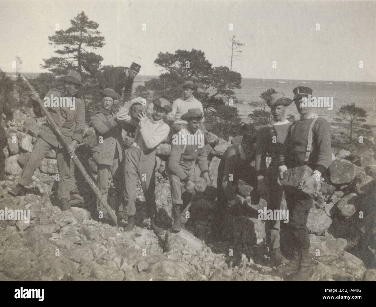 Group picture of soldiers from Göta Livgarde in 2 during fortification ...