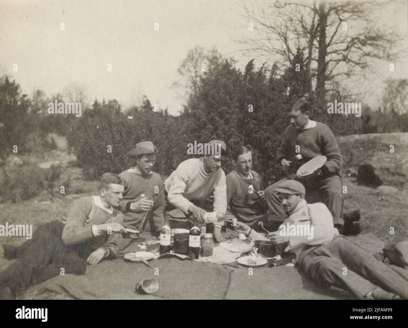 Soldiers from Göta Livgarde in 2 have lunch out in nature Stock Photo ...