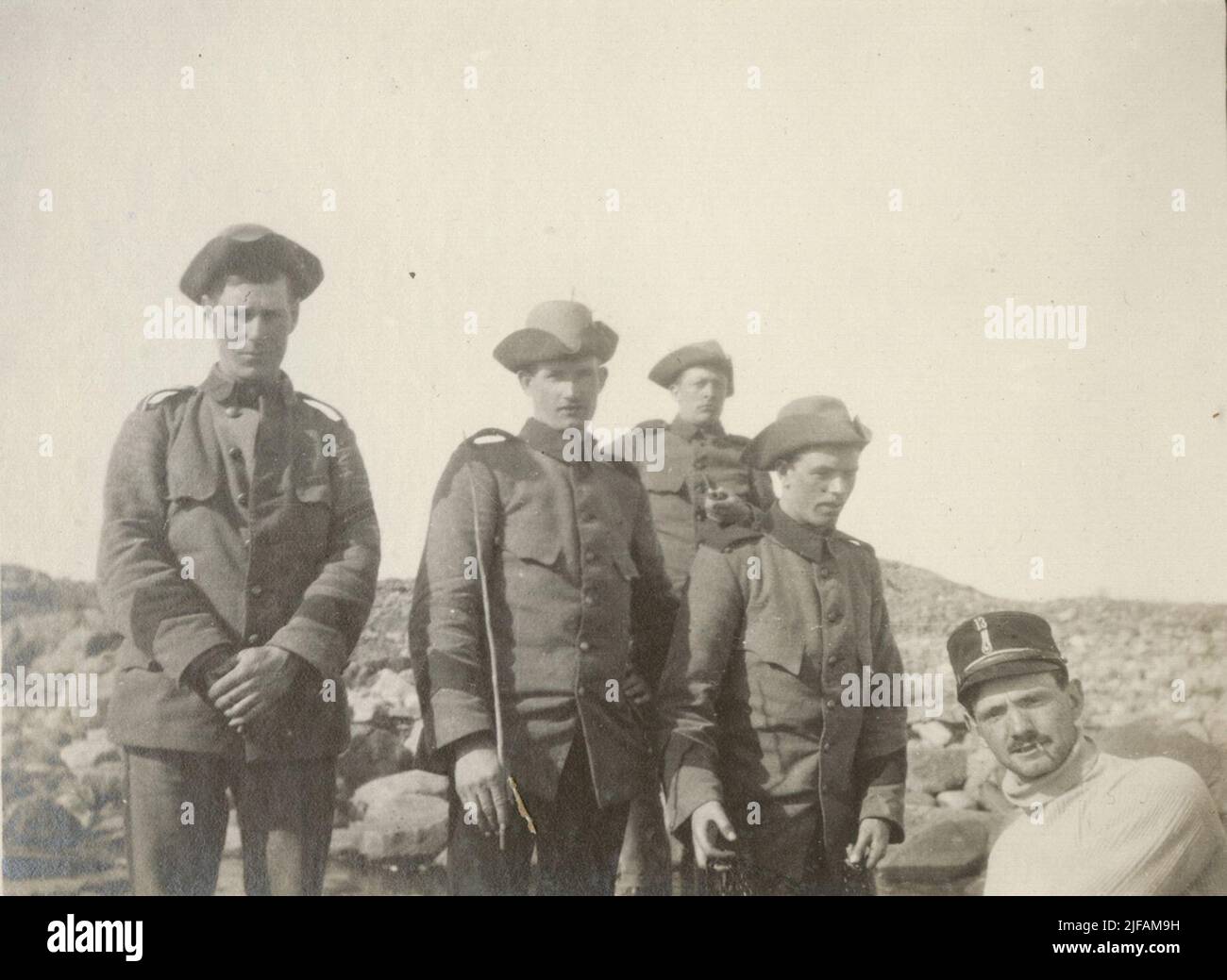 Group picture of soldiers from Göta Livgarde in 2 during fortification ...