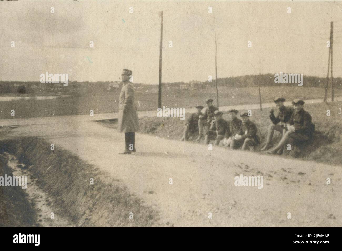 Pupils from the officer course 1916-1917 at Karlberg Military University rest at a crossroads ...