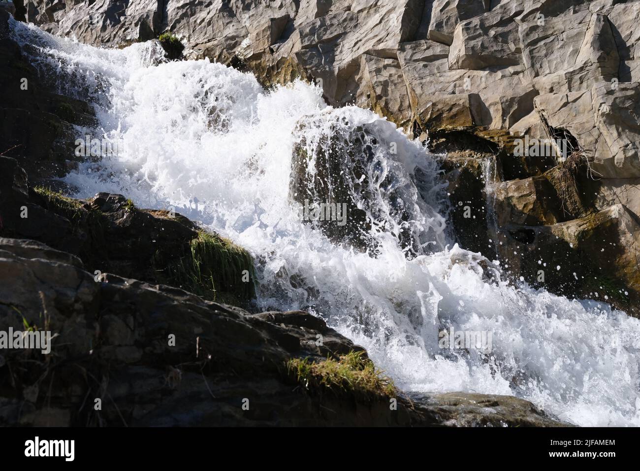 Flowing through stones hi-res stock photography and images - Alamy