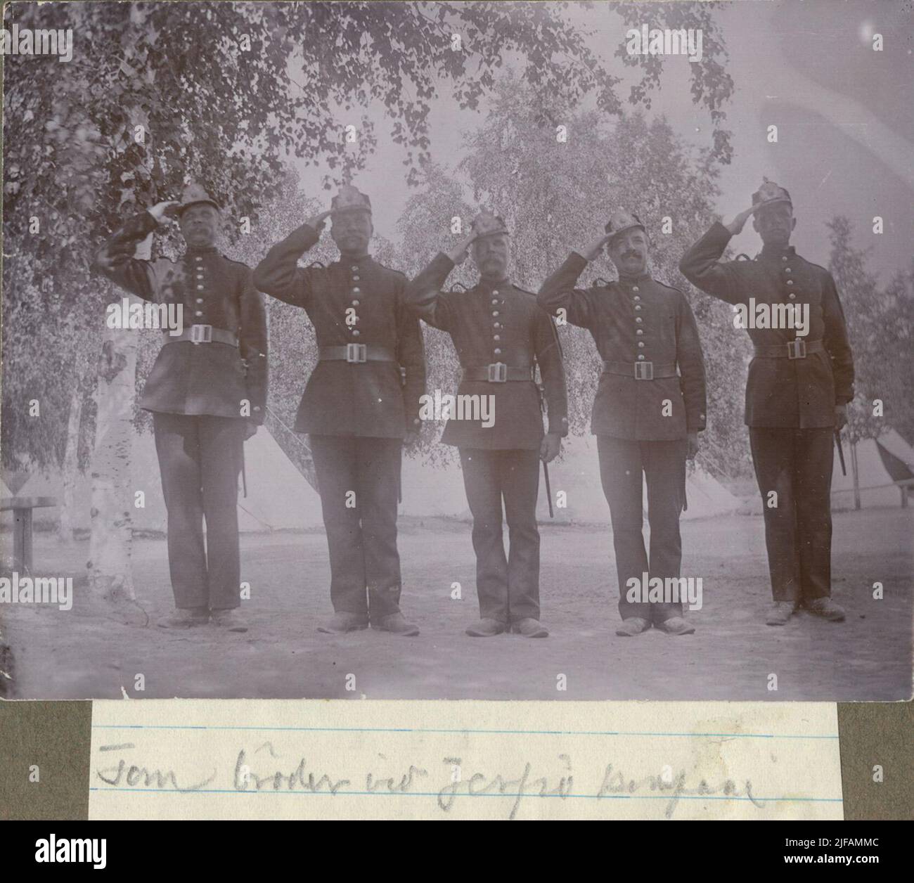 Five soldiers standing in a row makes honor Stock Photo - Alamy