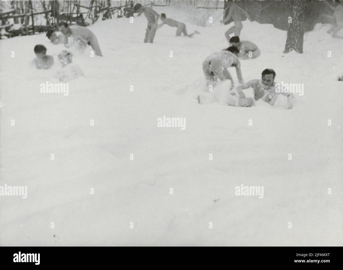 Soldiers from Södermanland Regiment in 10 cool in the snow after the ...
