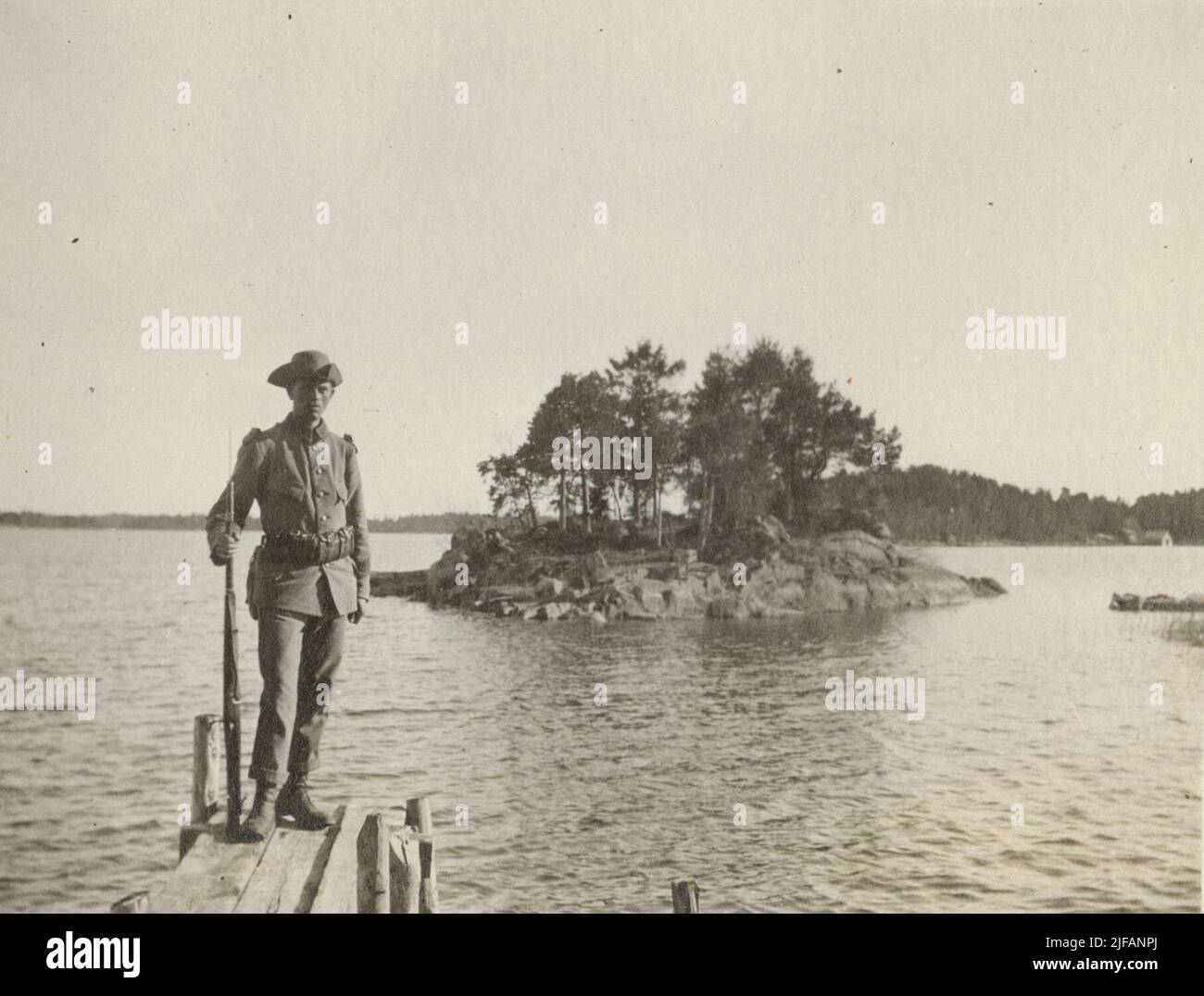Uniformed soldier standing hi-res stock photography and images - Alamy