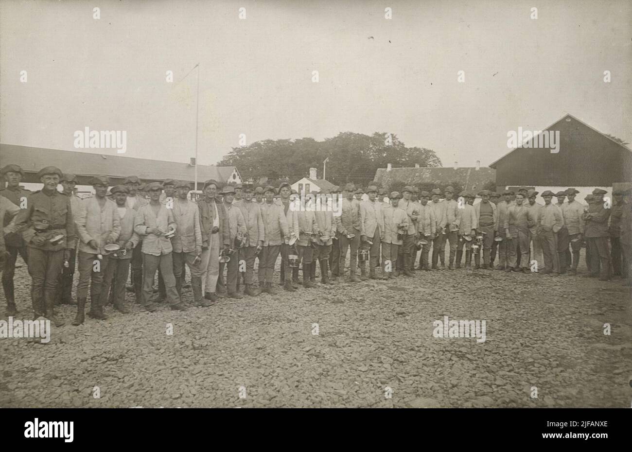 Food queue with soldiers from position artillery regiment A 9 in front ...