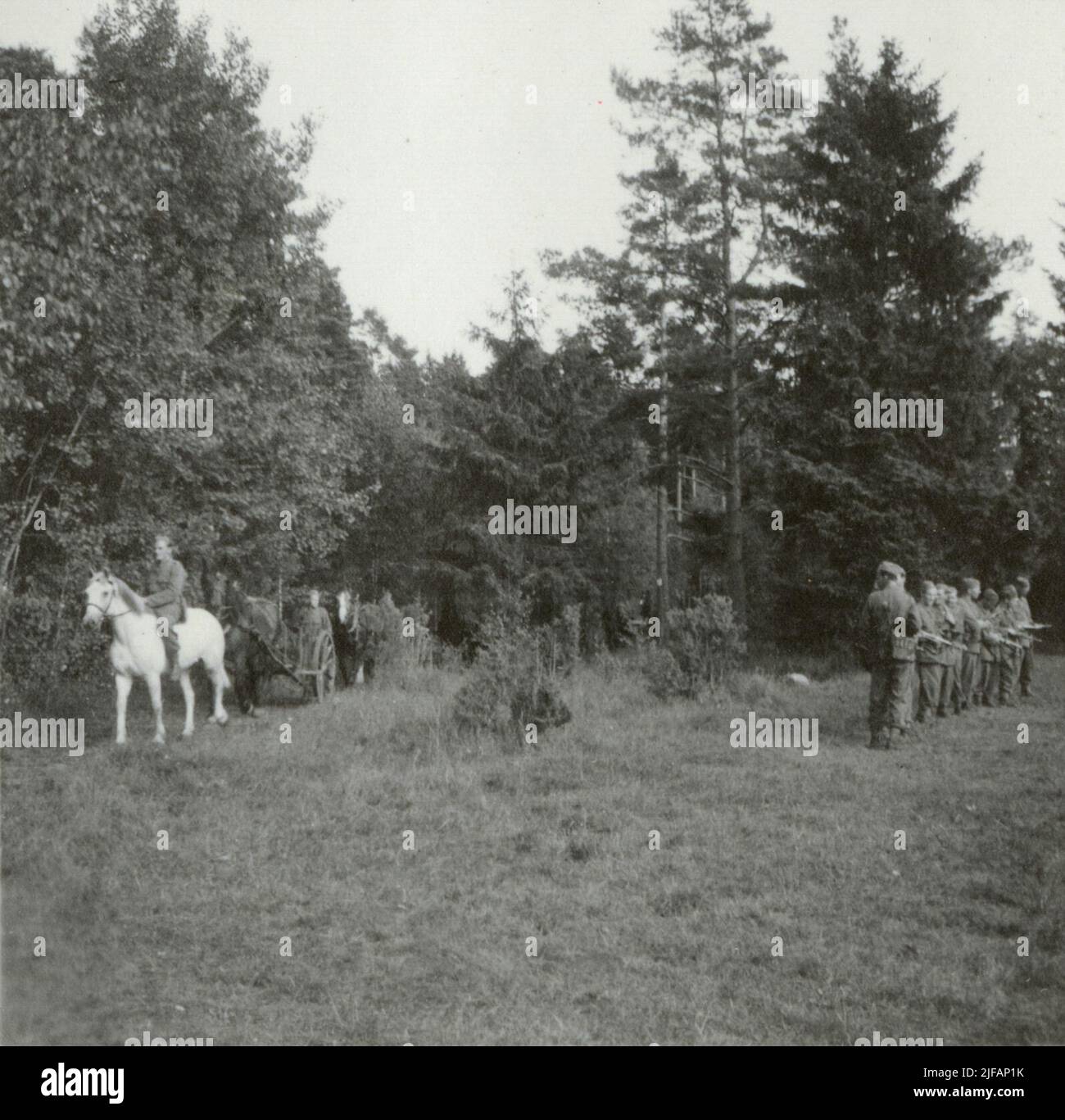 Soldiers from Södermanland Regiment in 10 gathered for weapons ...