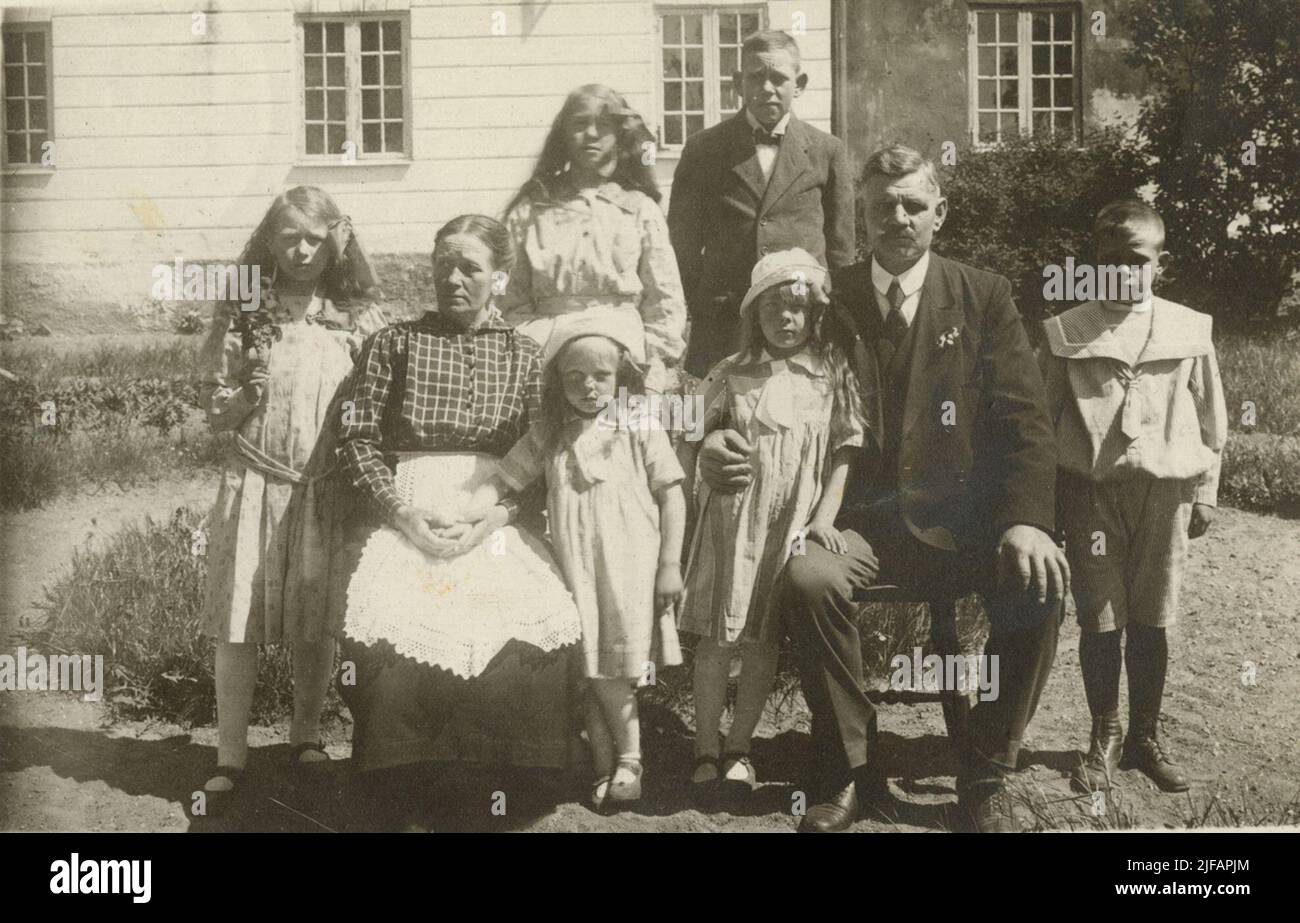 A family set up for group picture Stock Photo - Alamy