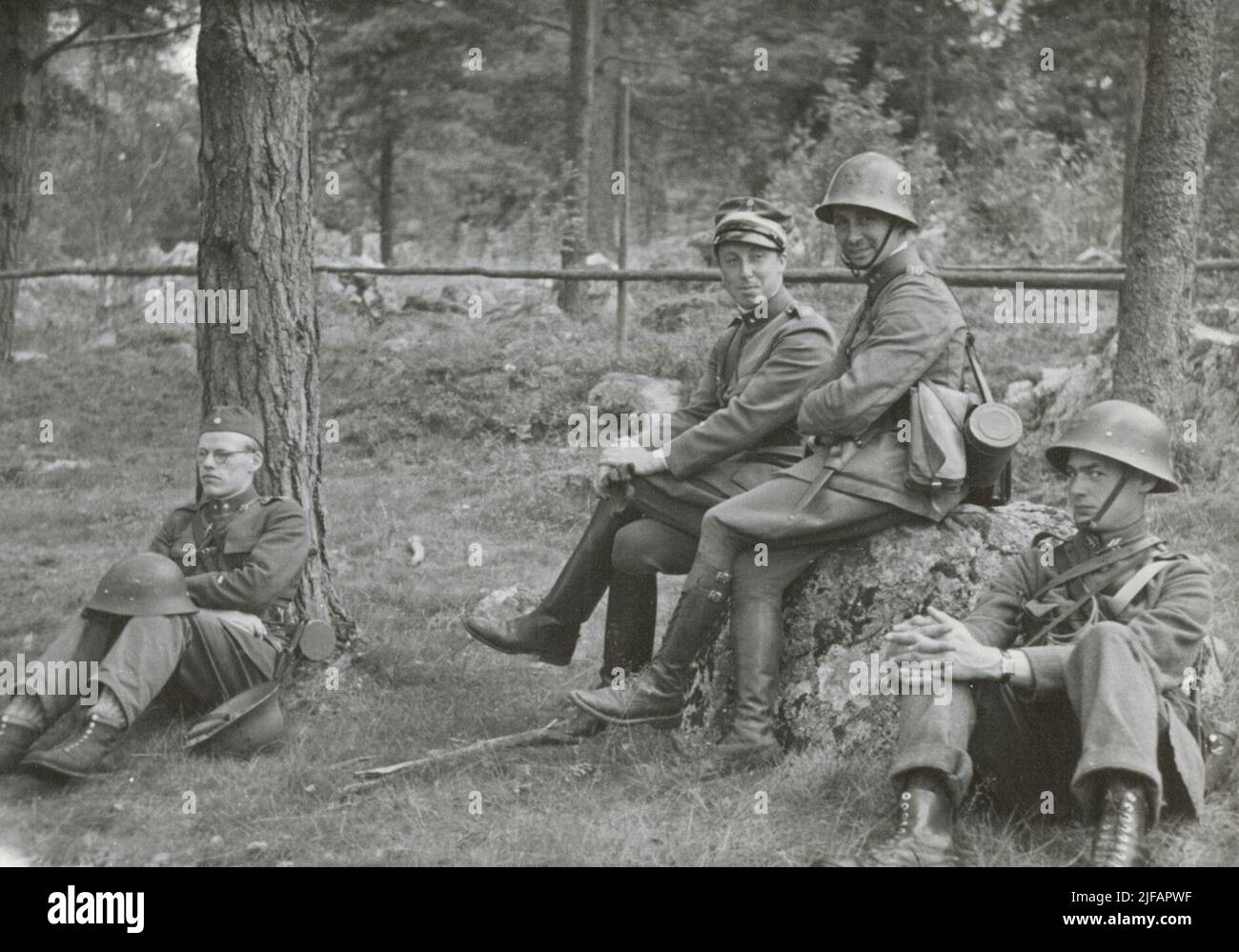 Soldiers break hi-res stock photography and images - Alamy