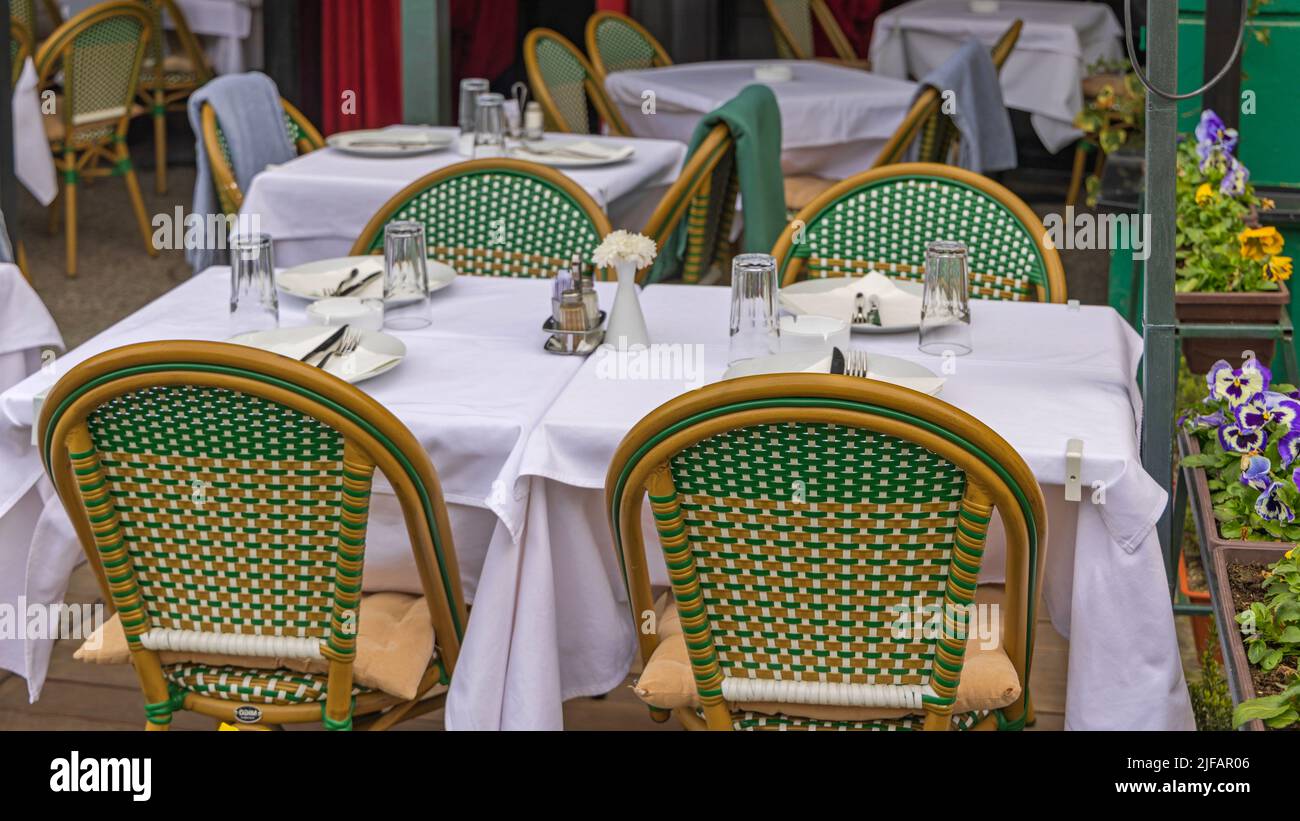 White Cloth Tables Restaurant Terrace Lunch Setup Stock Photo - Alamy