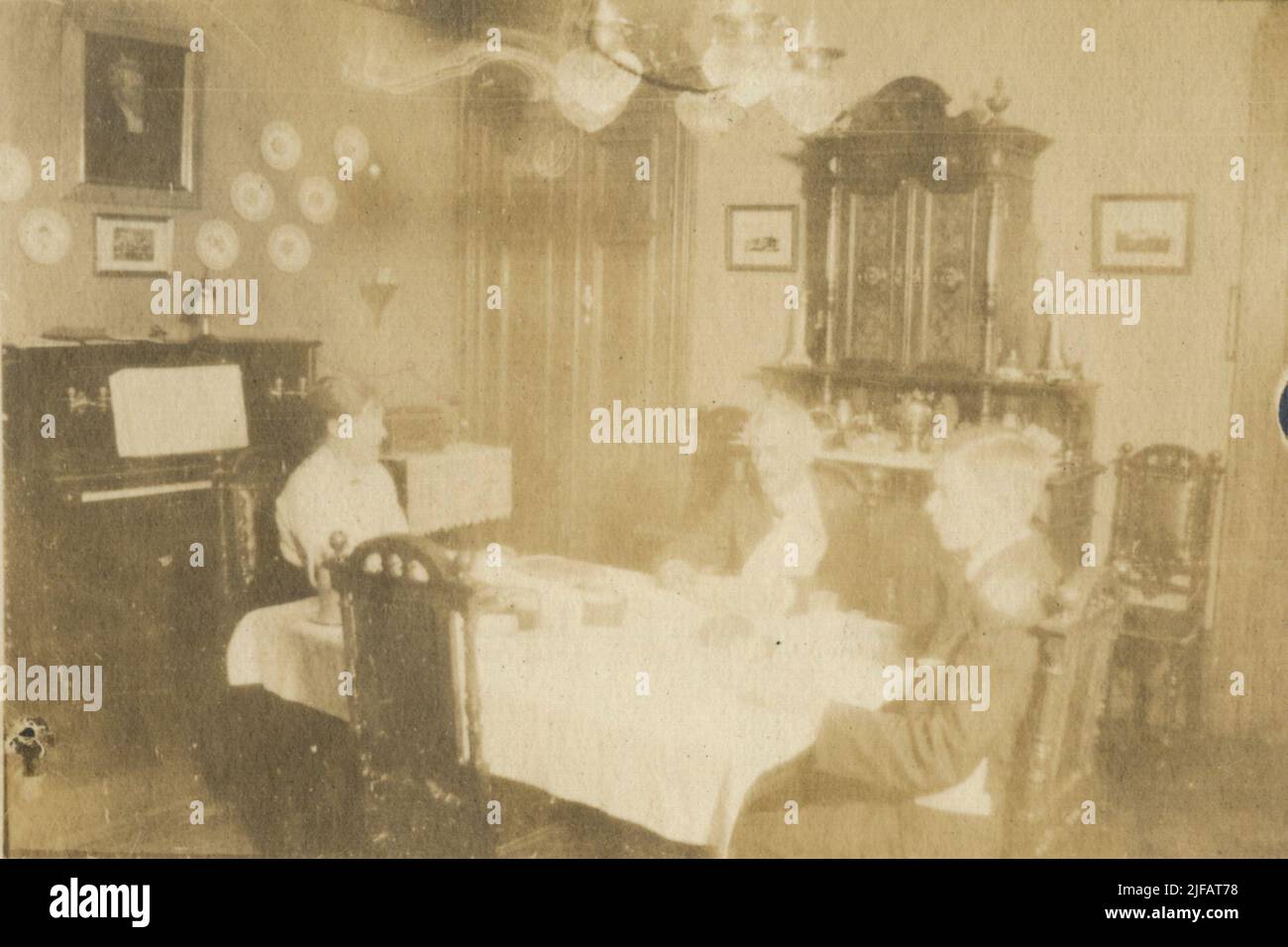 Tables people dining hi-res stock photography and images - Alamy