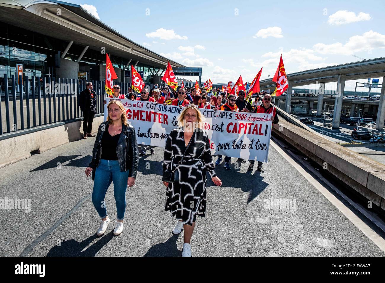 Roissy, France. 01st July, 2022. Airport employees gather outside a ...