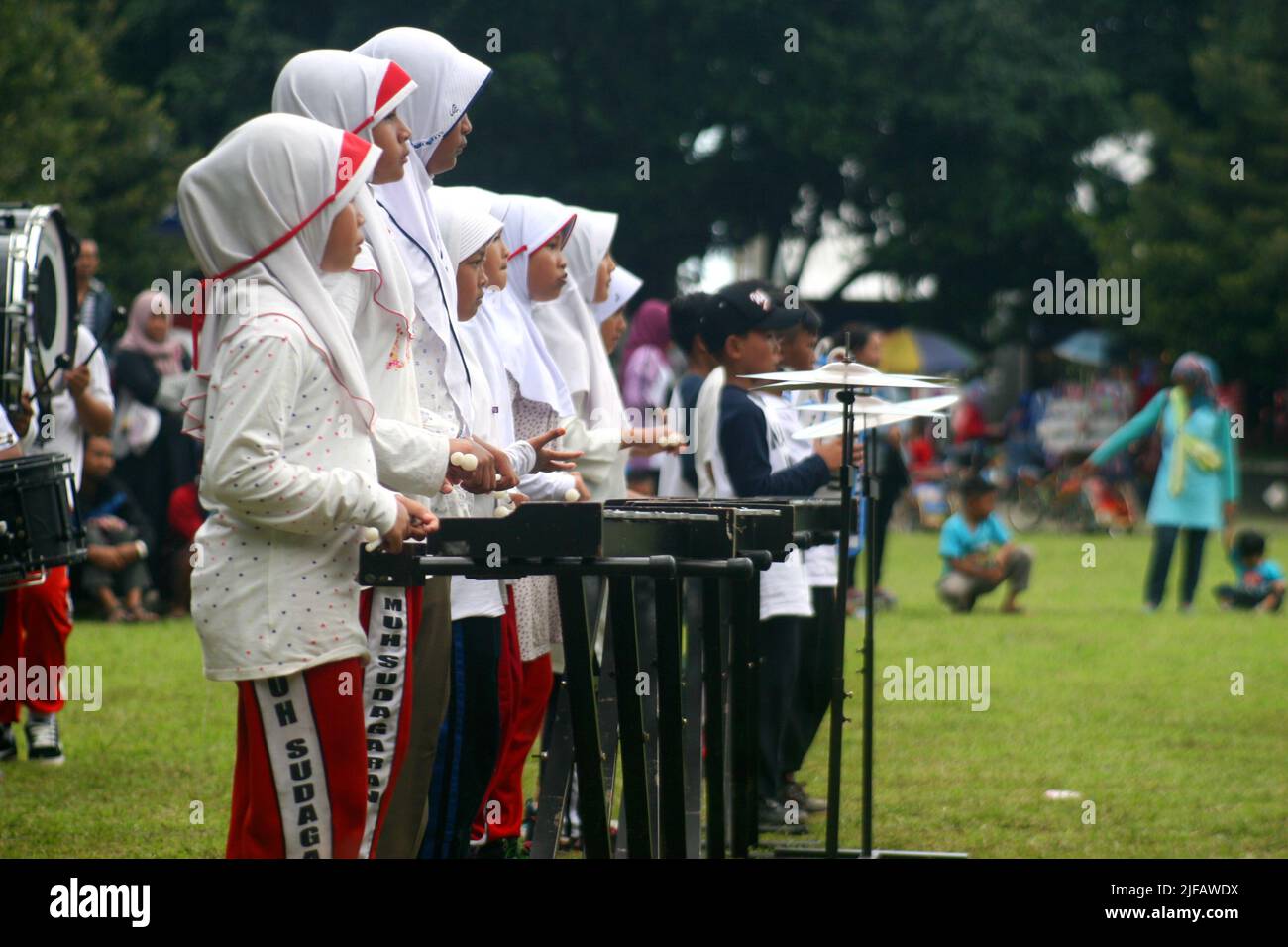 Teenage musicians marching band hi-res stock photography and images - Alamy