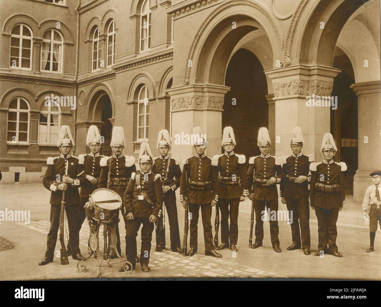 Group picture with soldiers in parade uniform in front of a building ...