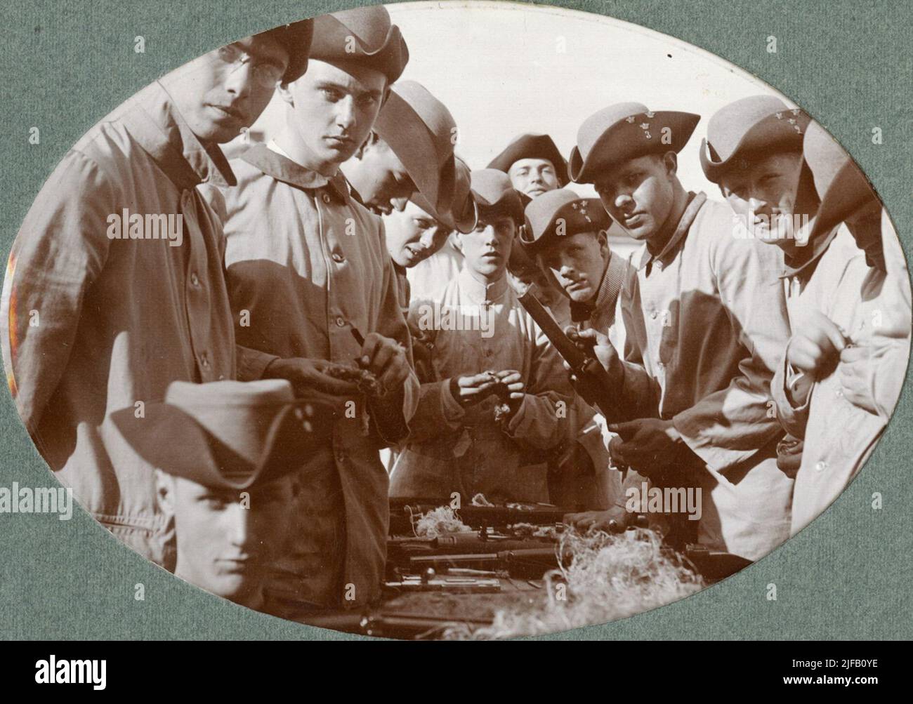 Group picture with soldiers from the Crown Prince's house regiment K 7 ...