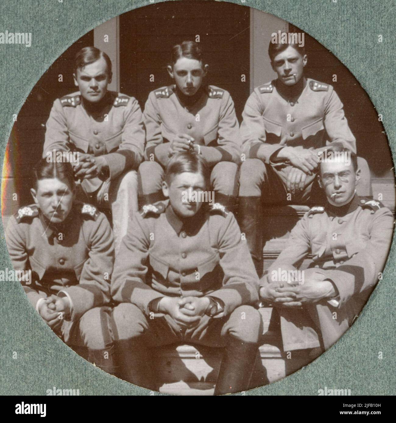 Group picture with soldiers from the Crown Prince's house regiment K 7 ...