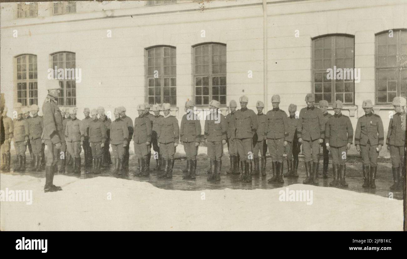 Soldiers in front of a building Stock Photo - Alamy