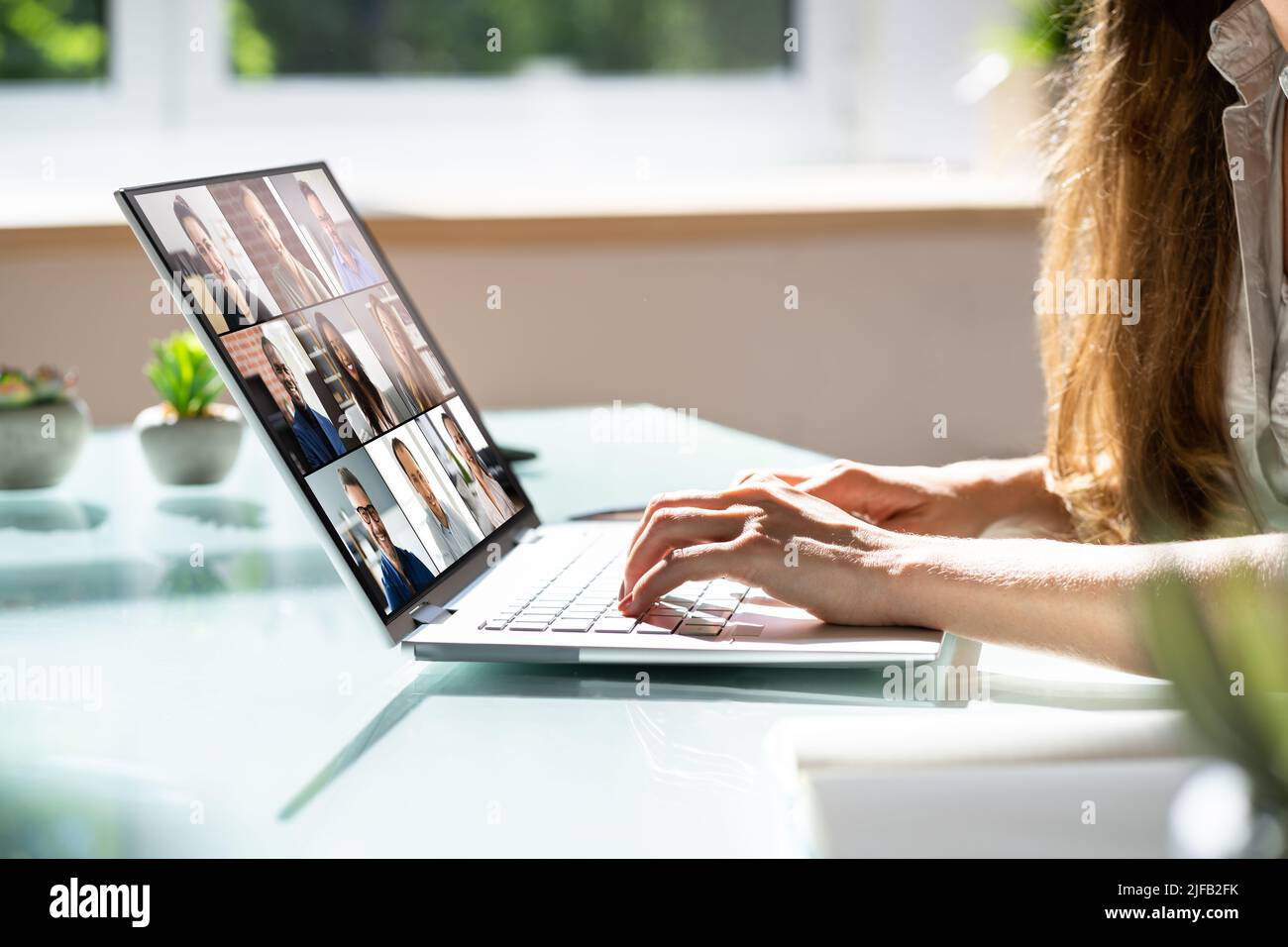 Call online hi-res stock photography and images - Alamy