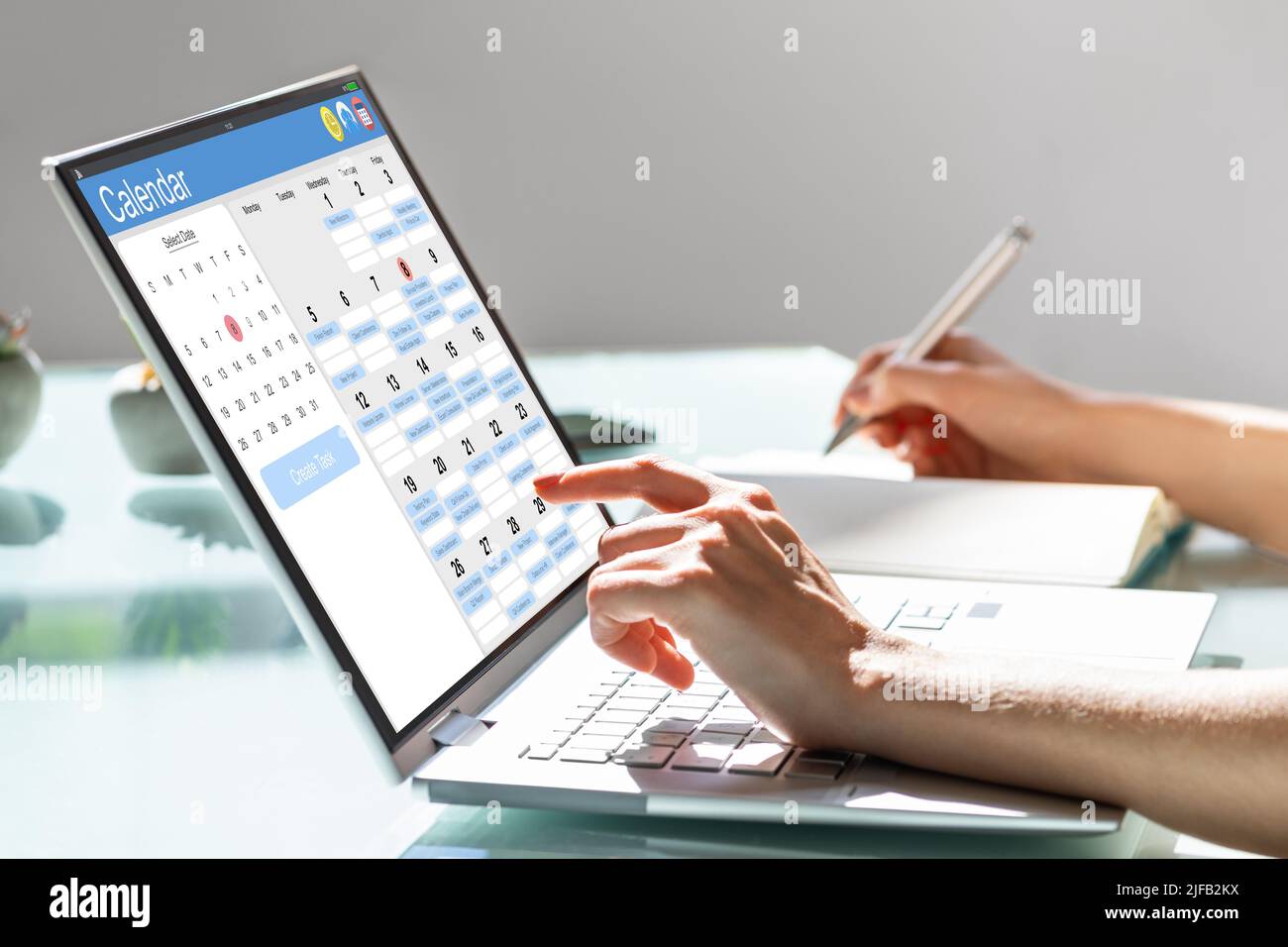 Computer laptop calendar schedule desk hi-res stock photography and ...