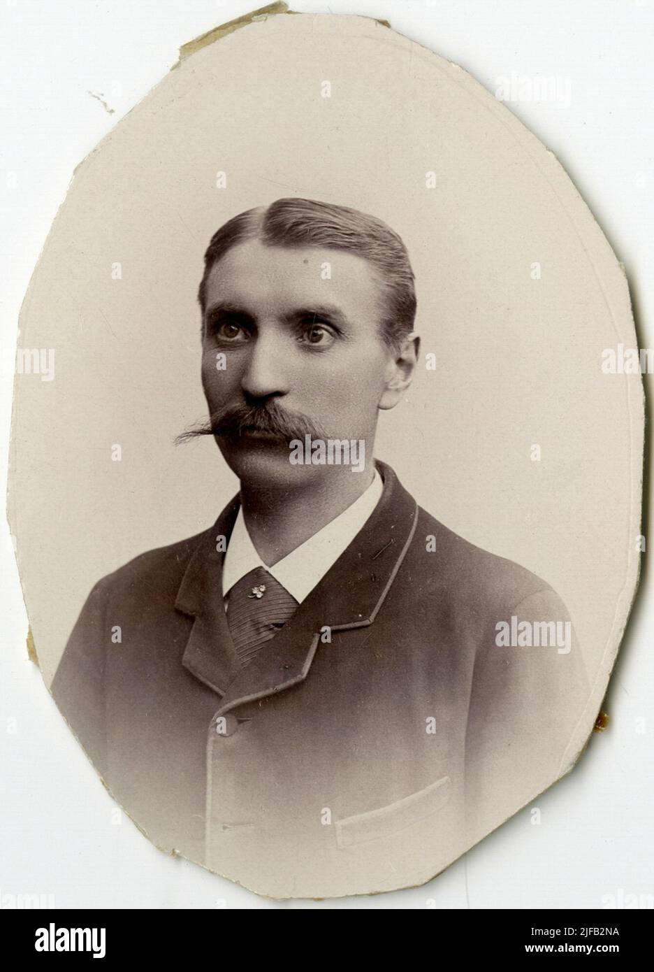 Portrait of O. Thelander at Stockholm's fabric, ammunition and rifle ...
