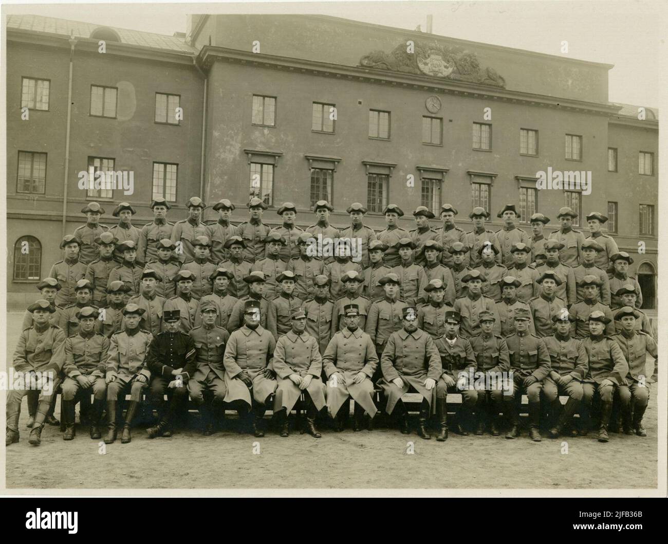 Group portrait of officers and soldiers at the position artillery ...