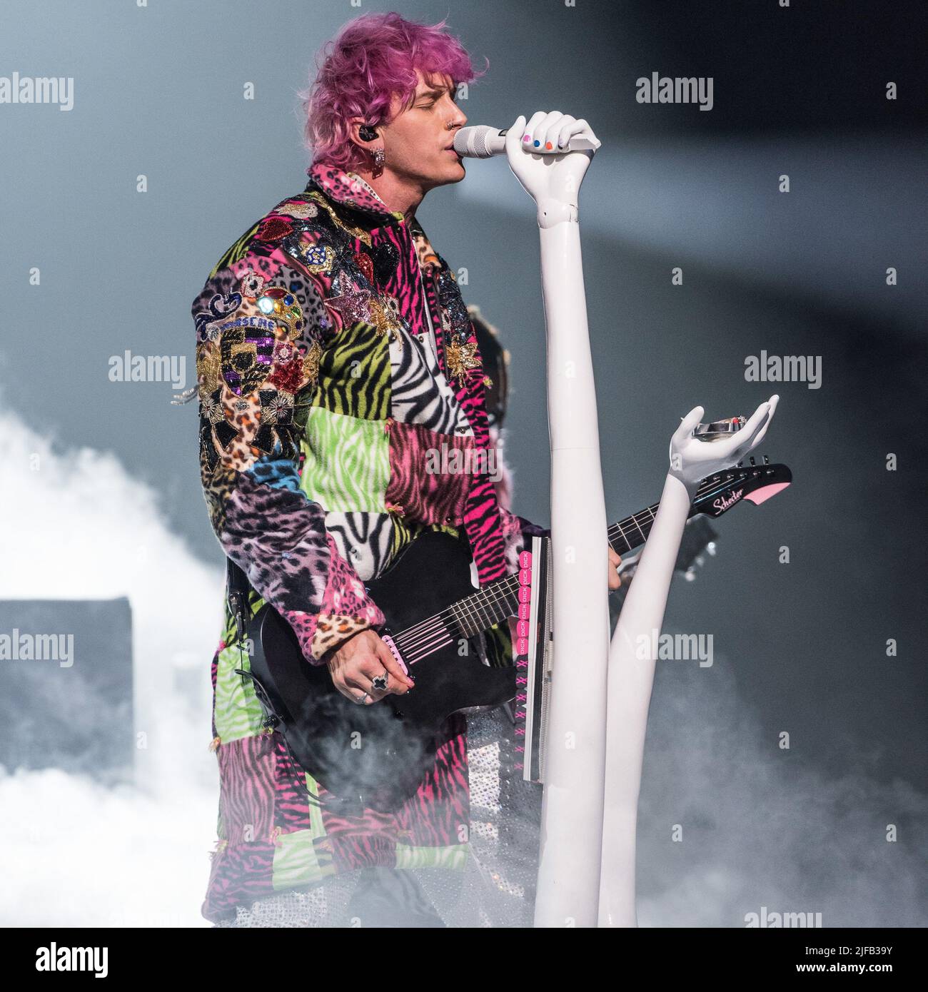 Machine Gun Kelly, Colson Baker on stage, Machine Gun Kelly: Mainstream ...